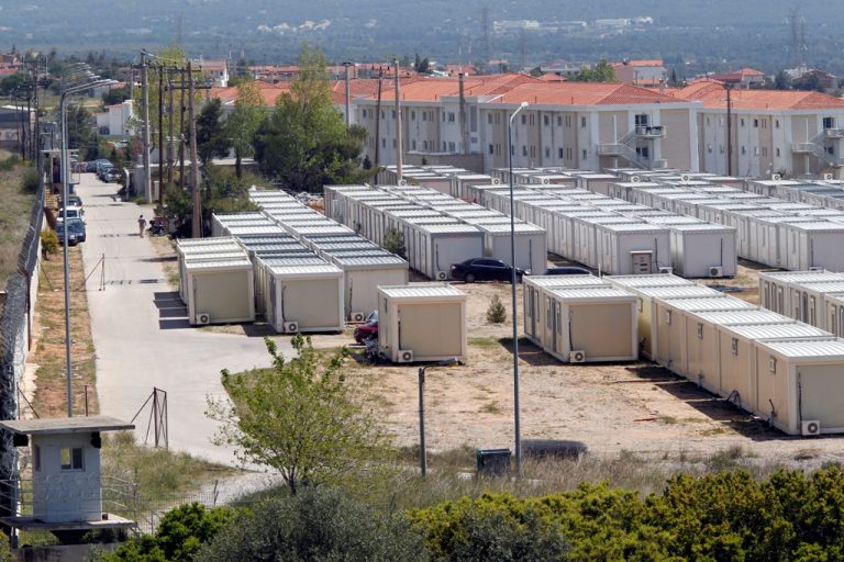 Από την Μανωλάδα μέχρι τα κέντρα κράτησης μεταναστών: ο δρόμος προς την ...